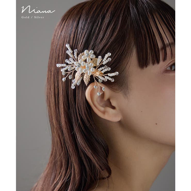 niana ニアナ 可憐な花々を閉じ込めた繊細なアートピースのようなヘアクリップ。まるで摘みたてのような瑞々しいフラワーモチーフをクリアビーズとパールで表現。クリップ式なので、ショートヘアの方やヘアアレンジが苦手な方でも簡単にお使いいただけ...