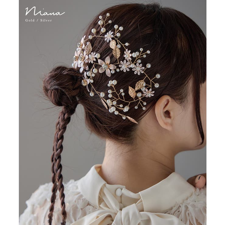 niana ニアナ リーフとパールの繊細な輝きが上品な美しさを添えるヘッドドレスアクセサリー。モチーフのガーベラは縁起も良く、多幸感溢れる一日を祝福してくれるように咲き誇ります。ピン仕様になっているので付け外しもしやすく、お好みのバランスや...