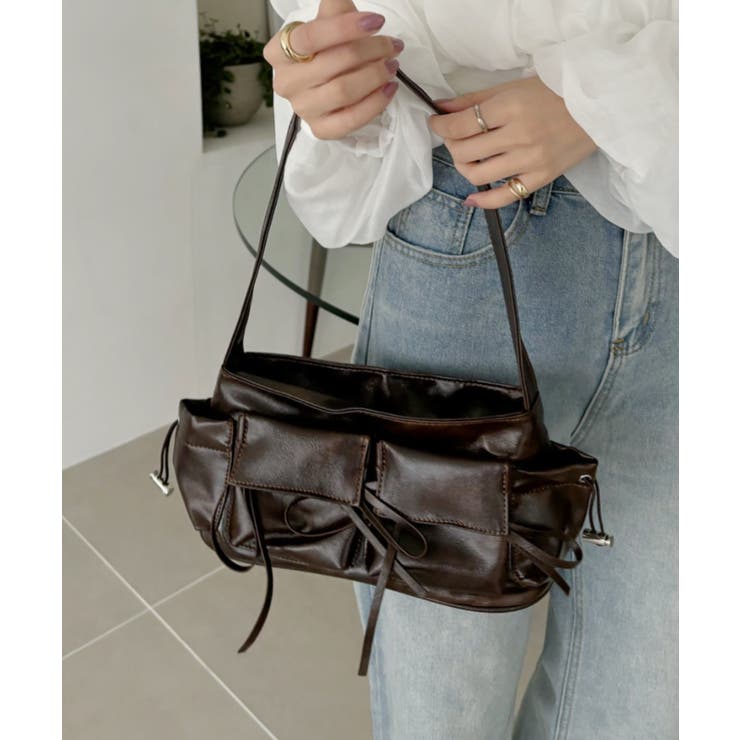 ◯ New arrival ◯トレンド感の高井デザイン?グランジ風 リボン付き ハンドバッグ■商品の特徴　少しウォッシュしたような風合いのフェイクレザー素材を使用し、リボンやギャザーのデザインをトッピングしたトレンド感の高井ショルダーバッグ...