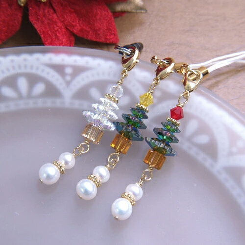 スワロフスキービーズで作ったクリスマスツリーと淡水パールで作った雪だるまのチャームが冬の訪れを知らせます！ クリスマスシーズンにつけるだけあで、テンションがUPしますね。 ストラップから外すと、マスクチャームにもなってかわいい。 素材：スワ...