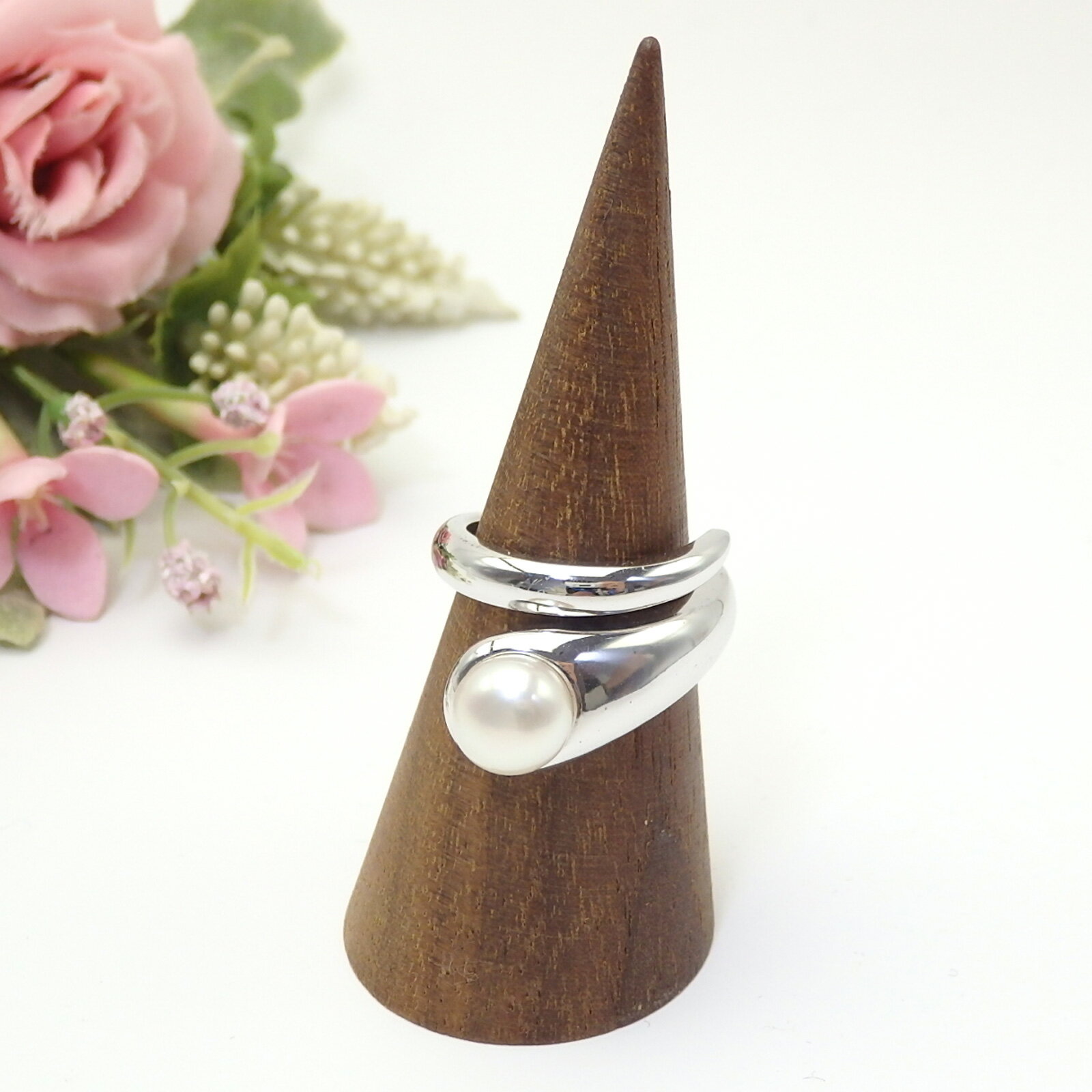 フリーサイズのシルバーリングが入ってきました！ 8mmサイズのボタン型淡水パールをトップに配して、らせん状にくるりと指を取り巻くデザインのシルバーリングなので、なんとフリーサイズのリングなのです。 シルバーは比較的柔らかい金属なので、じんわ...