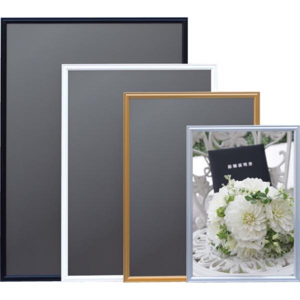 ■種別／B1 ■外寸／758×1080mm ■ポスターサイズ／728×1030mm ■有効画面サイズ／708×1010mm ■フレームサイズ／幅：25mm、厚み：20mm ■重量／3.12kg ■素材／フレーム：アルミ押出材、フィルム：アク...