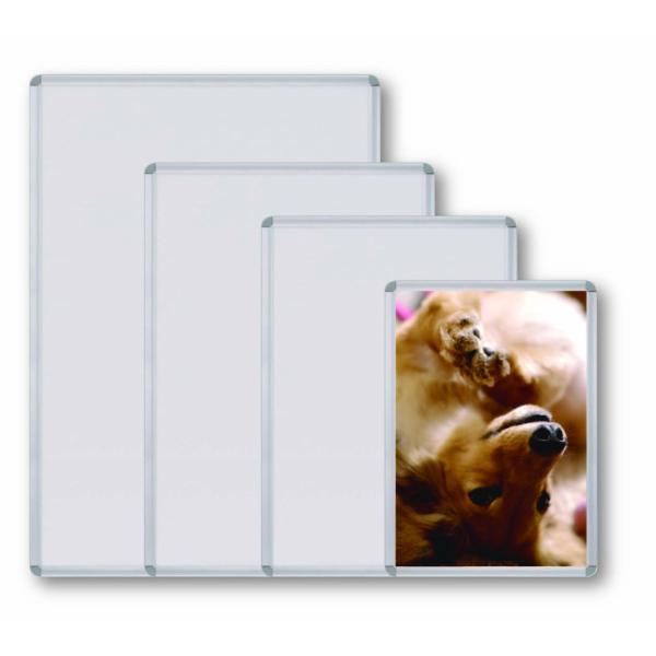 ■種別／B2/シルバー×シルバー ■外寸／552×765mm ■ポスターサイズ／515×728mm ■有効画面サイズ／504×717mm ■フレームサイズ／幅：24mm、厚み：12mm ■重量／1.2kg ■素材／フレーム：アルミ押出材、フ...