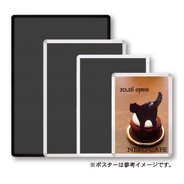 ■種別／B4/ホワイト×ホワイト ■外寸／294×401mm ■ポスターサイズ／257×364mm ■有効画面サイズ／246×353mm ■フレームサイズ／幅：24mm、厚み：12mm ■重量／0.48kg ■素材／フレーム：アルミ押出材、...
