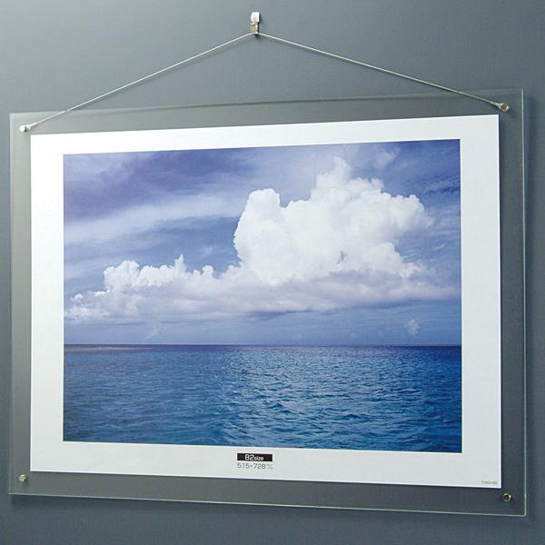 縦吊り、横吊りどちらも可能。吊り下げ用ワイヤーとフック金具が付属。■種別／B2■フレームサイズ／W585×H798×t6mm■中紙サイズ／W515×H728mm■重量／約3.4kg■素材／アクリル板t3mm×2枚■付属品／イラスト入り台紙、...