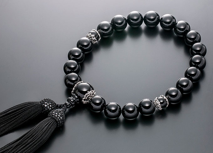 ギフト対応（ラッピング画像） 素材 　　主玉　　・・・　　黒オニキス　　約14ミリ　　 　　親玉　　・・・　　黒オニキス　　約18ミリ　　シルバーデコルテ 　　天玉　　・・・　　黒オニキス　　約10ミリ　　シルバーデコルテ 　　房　　・・・...