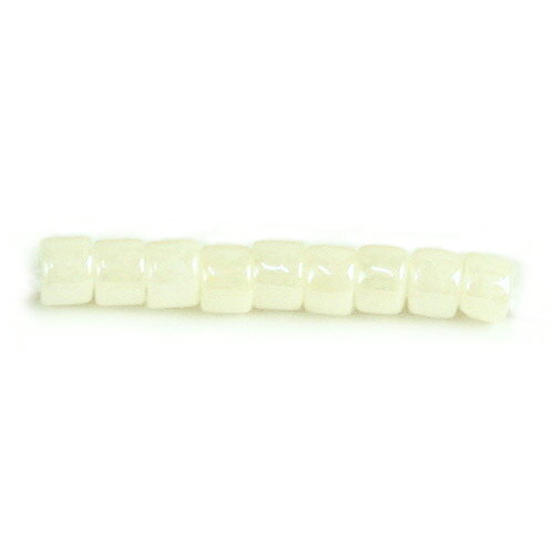 【　カラー番号　】　DB203【　カラー名　】　クリーム／白ギョク、焼付ラスター【　サイズ（約）　】　1．6mm【　入り数　】　3g（約600粒）【　素材　】　ガラスデリカビーズとは、糸が通りやすいように穴が大きく、ガラスの部分が薄いので軽...