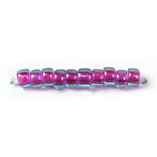 グラスビーズ、丸特小です。【 サイズ（約） 】 外径1.5mm【 入り数(約) 】 7g(約1750粒)【 加工・色名 】 着色オーロラ／252青紫【 素材 】 ガラス【 発売元 】 TOHO・外径が最も小さいビーズなので、より繊細な作品作...