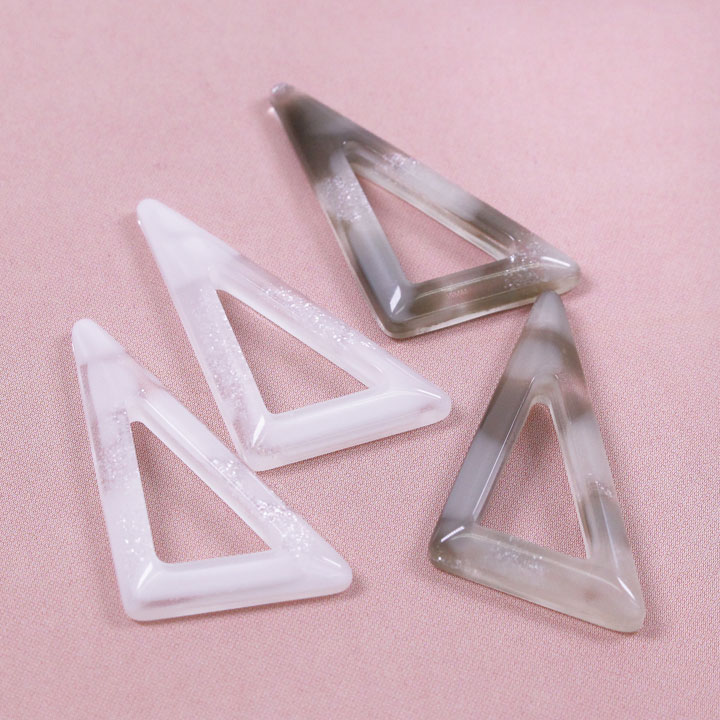 【 サイズ(約) 】 26×17mm 厚み3mm【 入り数 】 各2個【 素材 】 ポリエステル【 ブランド 】トーカイグループオリジナル大人っぽいカラーと、べっ甲のような模様がおしゃれな樹脂パーツです。くすみカラーにランダムに入ったラメが...