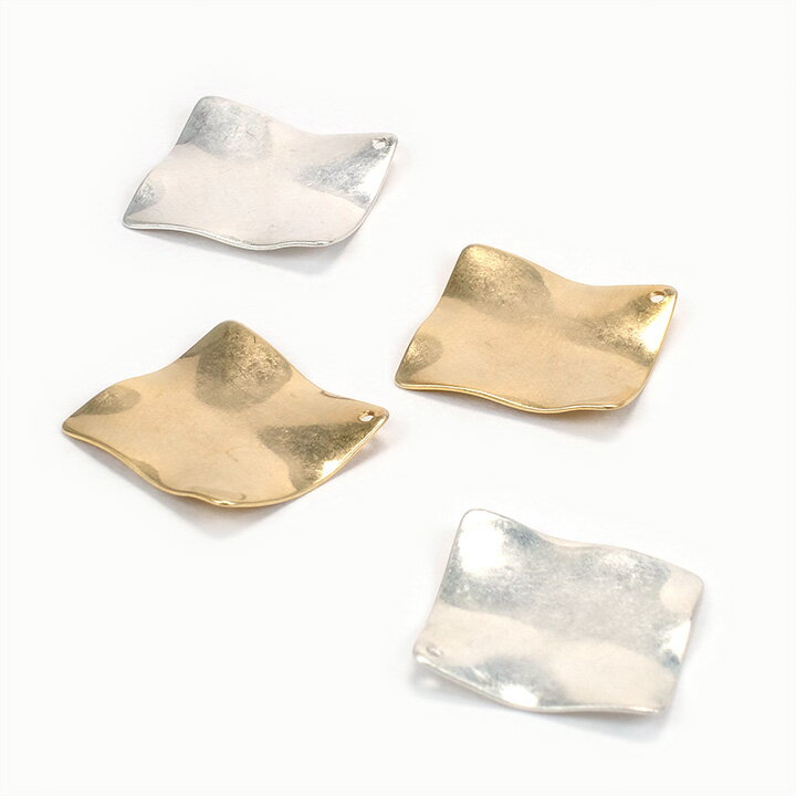 【 サイズ(約) 】 26×26mm(穴径:0.8mm) 【 入り数 】 1個 【 素材 】 鉄 【 生産国 】 韓国 【 ブランド 】 トーカイグループオリジナル メタルパーツにわざと細かな傷をつけて、光沢をおさえた柔らかな印象のメタルパ...