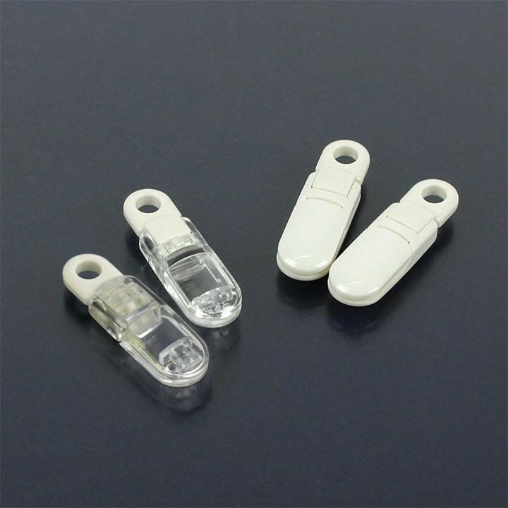 ■サイズ（約）…38×11×厚み6mm（穴径：4mm） ■入り数…2個 ■素材…プラ ※メール便可能です。【在庫限り】帽子クリップ プラ素材【メール便可】