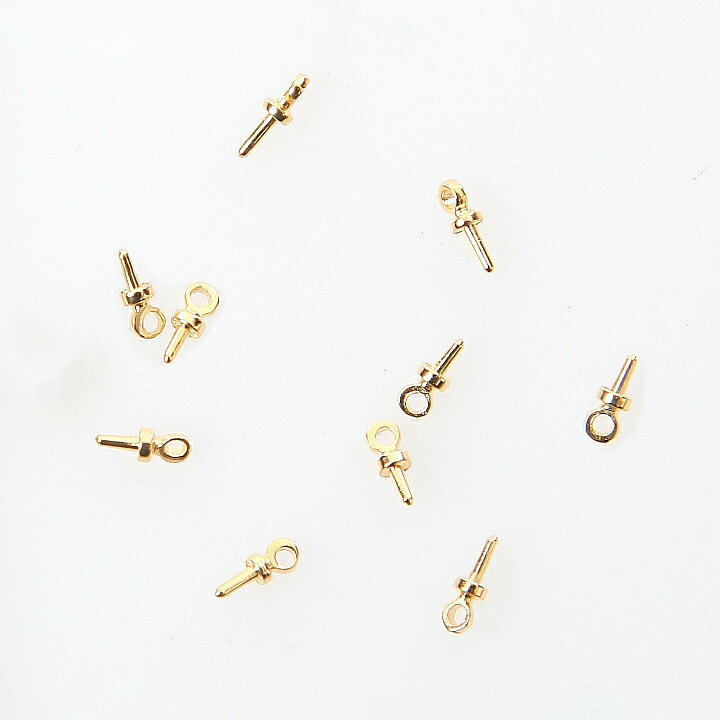 ヒートンです。片穴タイプのパーツに差し込んでお使いいただけます。接着剤で接着してご使用ください。 ■サイズ（約）…5.5×3mm ■入数…10個 ■素材…真鍮 ■生産国…日本 ※メール便可能です。【在庫限り】ヒートン 約5.5×3mm 10...