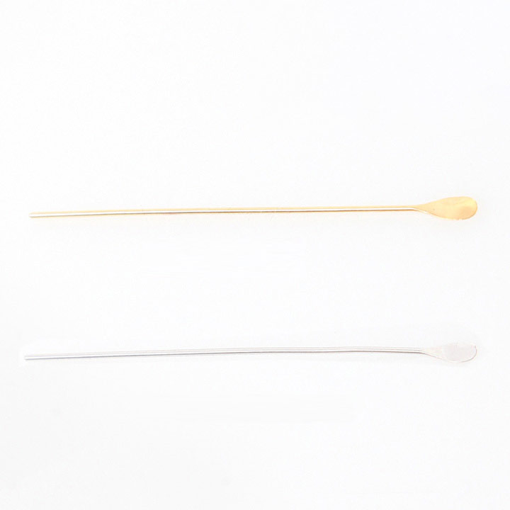 Tピンのように先端を丸め、パーツにつなげて使用します。 お好みの長さにカットする事ができるので、フリンジのように並べたり、ビーズを通してデザインピンのようにも使用できます。 ■サイズ（約）…0.7×51mm ■入数…10本 ■素材…真鍮 ■...