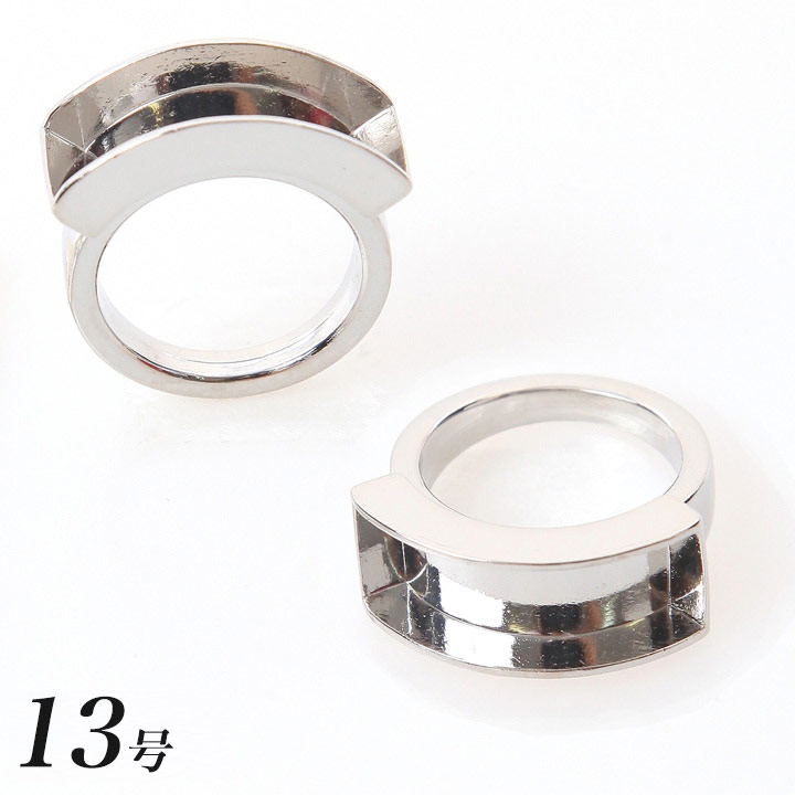 クリスタルクレイのリング用粘土土台です。くぼみに沿って粘土を適量敷き詰め、スワロフスキー・クリスタルなどを立体的にデコする事ができます。 ■サイズ（約）…13号 ■入数…1個 ■素材…亜鉛合金 ■生産国…中国 ※メール便可能です。【在庫限り...