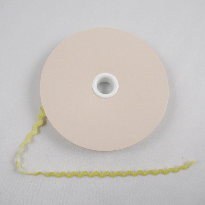 ポリエステル繊維の縫い付けタイプの山道テープです。 お洋服の裾や縁取り、ポーチやバッグなどのアクセントとしていろいろお使いいただけます。 ■巾（約）…4mm〜5mm ■素材…ポリエステル100％ ■数量設定…50cm単位の切売り（ご購入例：...