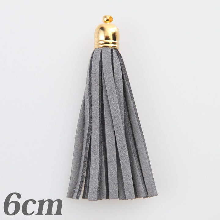 【 サイズ(約) 】6cm 【 入数 】1個 【 素材 】レーヨン 【 生産国 】中国 スエードのような風合いのタッセルです。 柔らかくしなやかな質感で、丸みのあるカツラ付きで上品な印象です。 アクセサリーや雑貨等に幅広く使用できます。 ※...