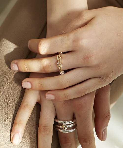 チェーンとパーツを組み合わせたリング。 どちらの向きでもつけることができるので、コーディネートに合わせて 表情を変えることのできる2WAYアイテムです。 ・“Nothing And Others”ブランドロゴ入り巾着付き ■　シルバー925...