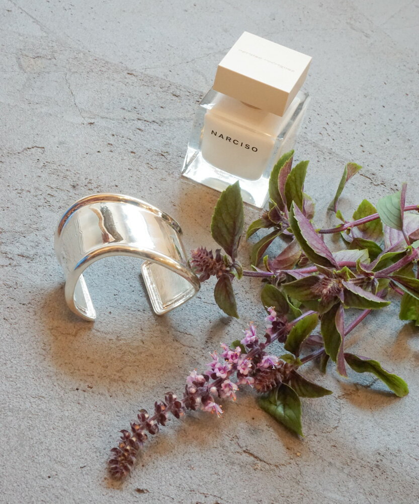 独特なニュアンスウェーブデザインのワイドバングルです。 シンプルデザインですが存在感のあるアイテムなのでファッションのワンポイントにおススメです。 Nothing And Others トレンドに左右されることなくいつの時代も定番になるジュ...