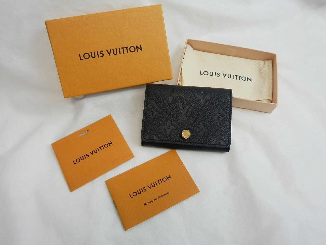 商品詳細 コンパクトながらかなりの枚数が入るカードケースです。名刺入れにも使えそう。黒のレザーにルイ・ヴィトンのお決まりのマークがアンプラントされています。本体はシボ革になっているので、落ち着いた雰囲気です。 元箱も綺麗です。 横：約10....