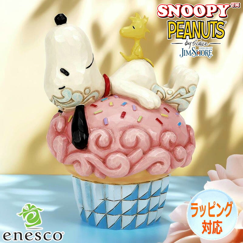 Jim Shoreによる「Peanuts」のブランドからスヌーピーのフィギュアが登場。アイシングが施された大きなピンクのカップケーキの上で心地よくお昼寝をするスヌーピーと、その上に乗ったウッドストックが描かれています。お部屋のインテリアのア...