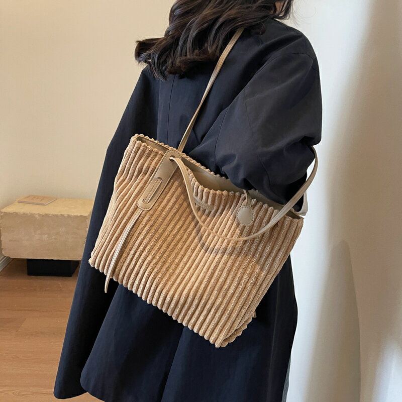 仕　様 サイズ約37×27×15cm材　質コーデュロイ重さ約370g/パック 入　数 1ヶ 注意事項 ●海外生産のため、輸入、生産時期に、擦り傷・バリ・歪み・メッキムラなどある場合がありますが。 ●生産メーカーの都合により、再入荷時にサイズ...
