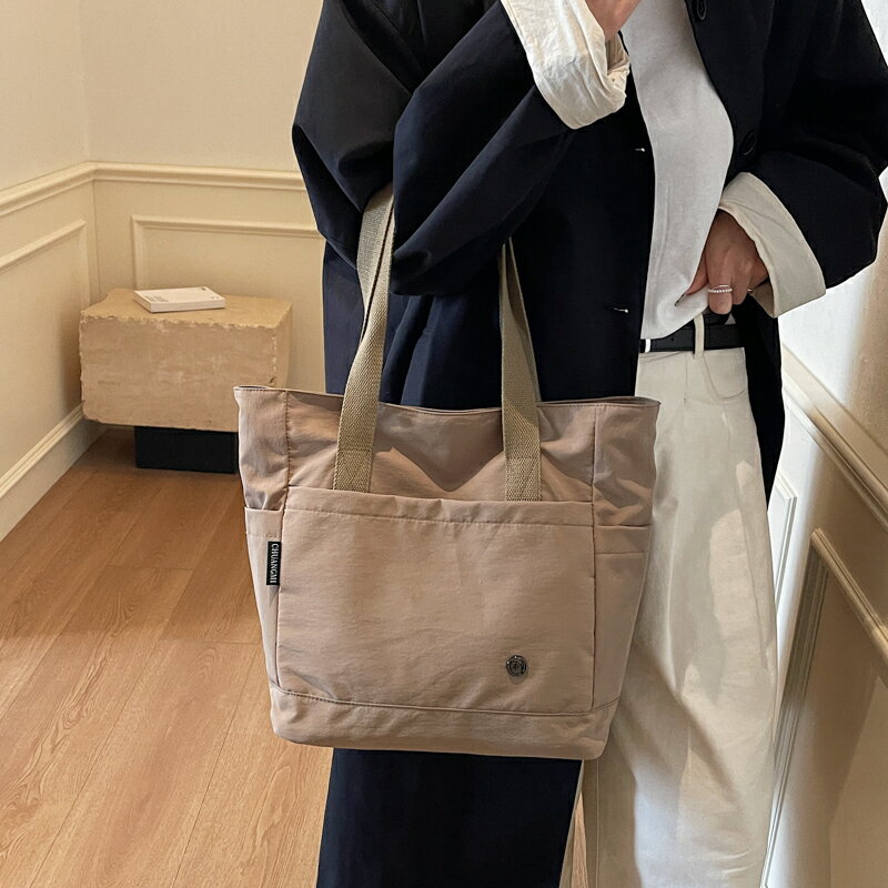 仕 様 サイズ約39×13×31cm材 質キャンバス重さ約290g/パック 入 数 1ヶ 注意事項 ●海外生産のため、輸入、生産時期に、擦り傷・バリ・歪み・メッキムラなどある場合がございます。 ●生産メーカーの都合により、再入荷時にサイズ・...