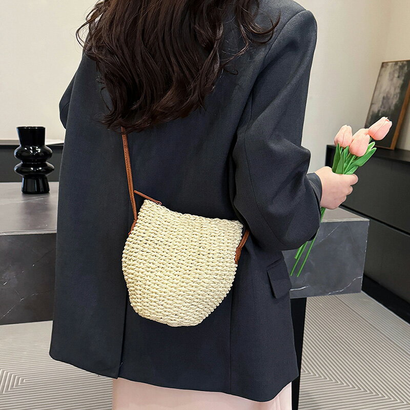 仕 様 サイズ約16×18×11cm材 質ストロー重さ約160g/パック 入 数 1ヶ 注意事項 ●海外生産のため、輸入、生産時期に、擦り傷・バリ・歪み・メッキムラなどある場合がございます。 ●生産メーカーの都合により、再入荷時にサイズ・色...