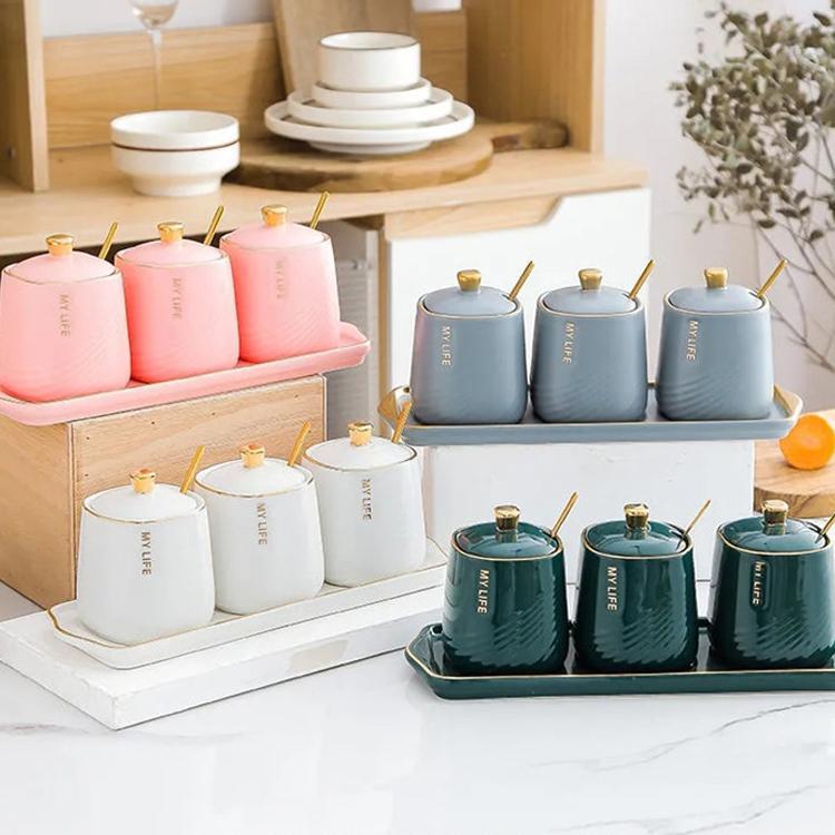 ■ 品名：調味料入れ■ 素材：セラミック■ カラー ：全4色■ サイズ：写真参考Sanwafashionの人気検索ワード：調味料 容器 ストッカー 収納 ケース キッチン収納 保存容器 塩コショウ入れ　調味料入れ おしゃれ セット 調味料 ...
