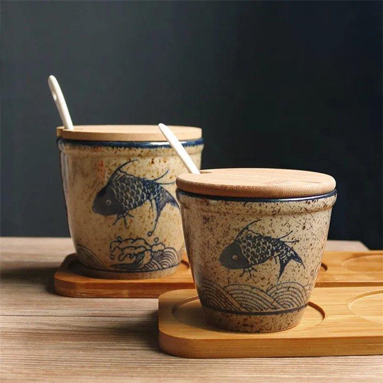 ■ 品名：調味料入れ■ 素材：セラミック+バンブー■ タイプ：全5タイプ■ サイズ：写真参考Sanwafashionの人気検索ワード：調味料 容器 ストッカー 収納 ケース キッチン収納 保存容器 塩コショウ入れ　調味料入れ おしゃれ セッ...