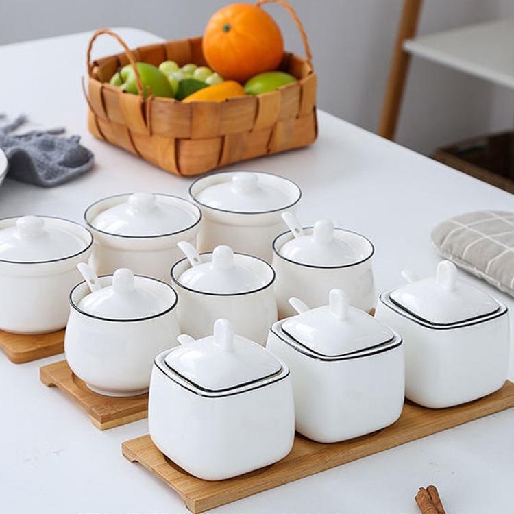 ■ 品名：調味料入れ■ 素材：セラミック+バンブー■ タイプ：全3タイプ■ サイズ：写真参考Sanwafashionの人気検索ワード：調味料 容器 ストッカー 収納 ケース キッチン収納 保存容器 塩コショウ入れ　調味料入れ おしゃれ セッ...