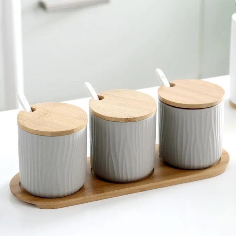 ■ 品名：調味料入れ■ 素材：セラミック+バンブー■ タイプ：全5タイプ■ サイズ：写真参考■ 容量：300MLSanwafashionの人気検索ワード：調味料 容器 ストッカー 収納 ケース キッチン収納 保存容器 塩コショウ入れ　調味料...