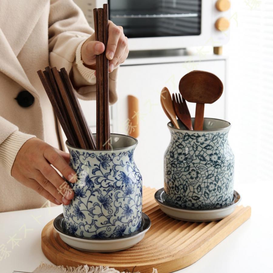 商品の説明【目を引くおしゃれなスタンド】・美しく収納できて取り出しやすいカトラリースタンド 【便利ポイントいろいろ】・収納しながら水切りも乾燥もできるすぐれもの・水切り設計、食器キッチンツールをスッキリ清潔に収納、洗った後の風通しも便利でき...