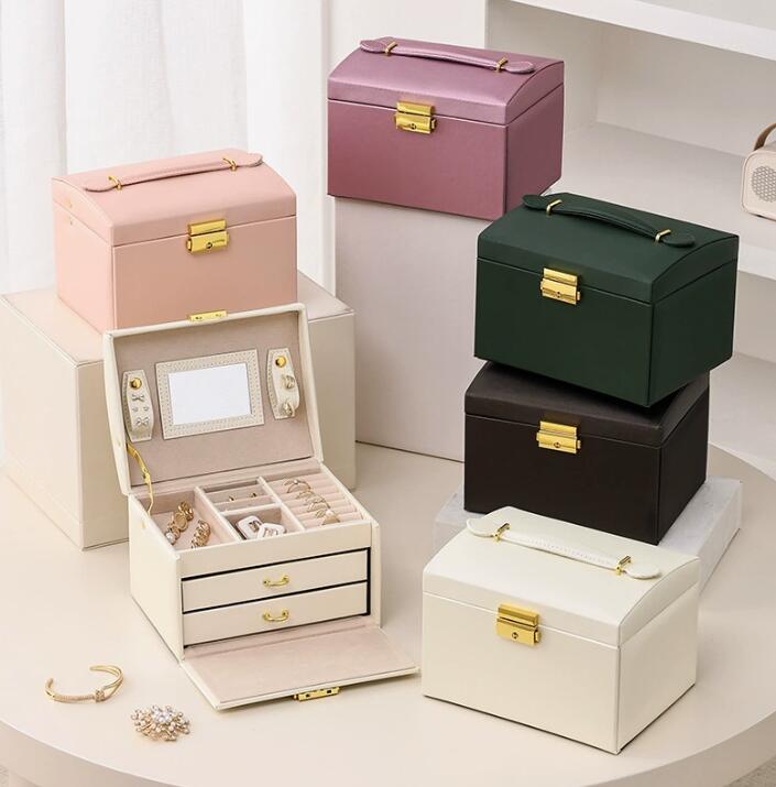 ■ 品名：アクセサリー収納箱■ 素材：PU/綿フランネル■ カラー：ホワイト■ サイズ：17.5x14x13cm■ 産地：中国eiikobigの人気検索キーワード：ジュエリーボックス アクセサリーケース 収納 アクセサリー コンパクト ピア...