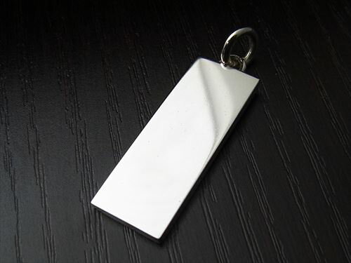 ●[silver501]が作るオリジナル。 シンプルなシルバーのフラットプレートペンダントトップ。 着けやすいサイズながら充分な厚みを持たせ どんなファッションにも合わせやすい！ 美しく均整のとれた、オーソドックスなペンダントです(^^) ...