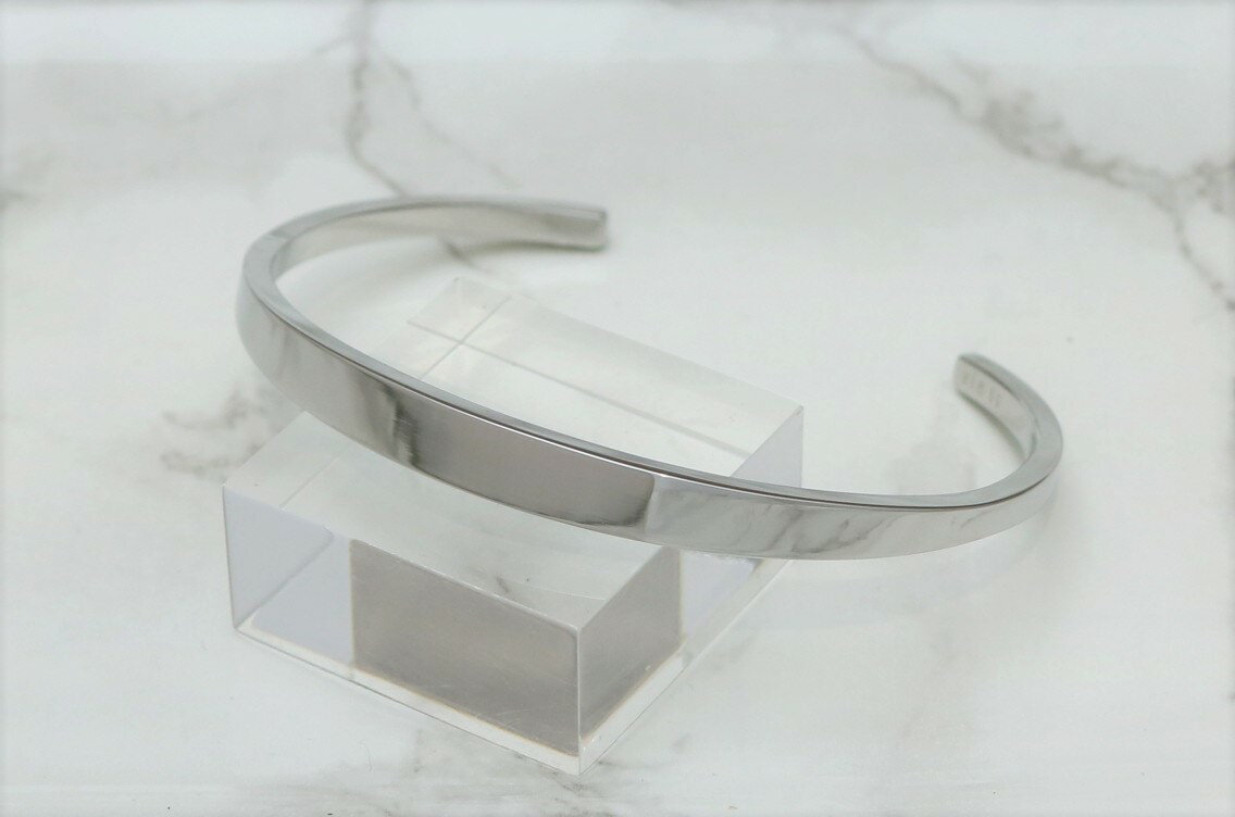 商品情報サイズ幅(A)＝最大約6mm/最小約3mm縦(B)＝約47mm横(C)＝約62mm内周(D)=約185mm開口部(E)＝約33mm●現状では手首周り約17.5〜18cm程度の方向けサイズです。（装着感には個人差があります）材質サージ...