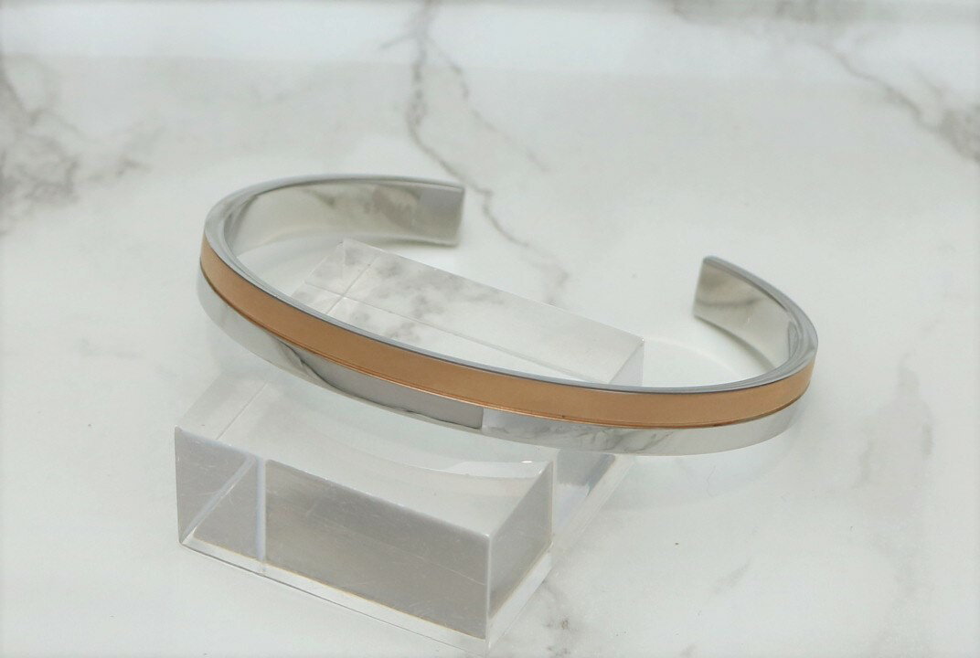 商品情報サイズ幅(A)＝最大約6mm縦(B)＝約42mm横(C)＝約57mm内周(D)=約155mm開口部(E)＝約25mm●現状では手首周り約14.5〜15cm程度の方向けサイズです。（装着感には個人差があります）材質サージカルステンレス...