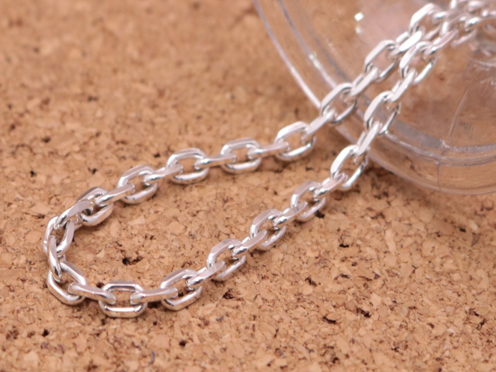 シルバー カット小豆チェーン 幅 　約3.2mm 長さ 　45cm 素材 SILVER925 留め具の形状 　引き輪型 ※仕入れの状況によりロブスター型になる場合がございます。 ご確認は、商品問い合わせボタンからどうぞ。 事前確認なき場合は...