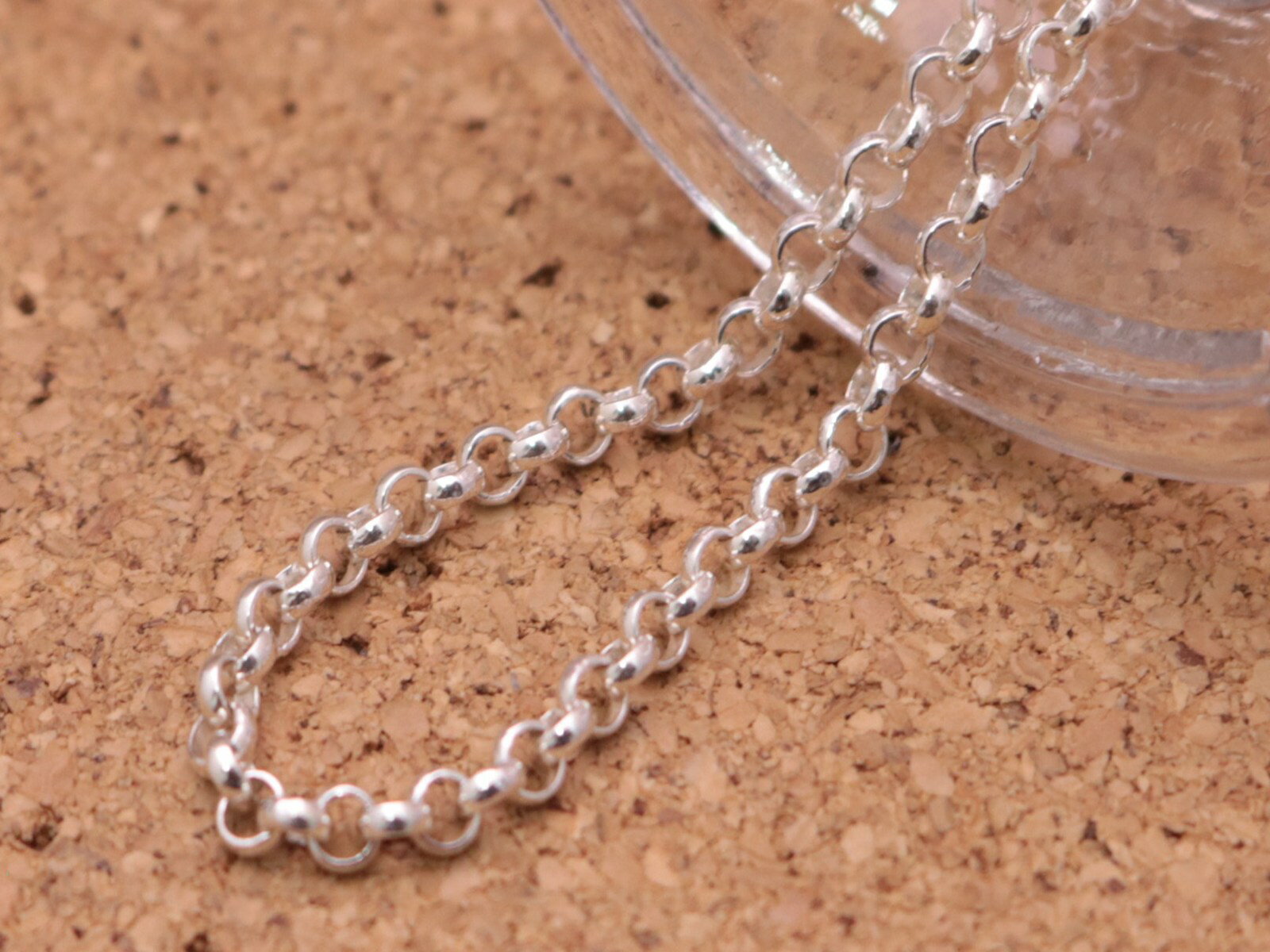 シルバーロールチェーン 幅 　約2.5mm 長さ 　40cm 素材 SILVER925 留め具の形状 　ロブスター型 ※仕入れの状況により引き輪型になる場合がございます。 ご確認は、商品問い合わせボタンからどうぞ。 事前確認なき場合は、留め...