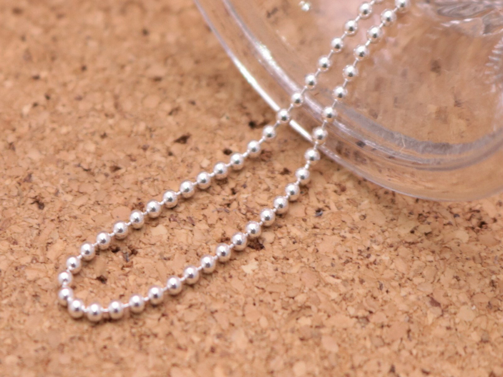 ボールチェーン サイズ 　太さ2.0mm 長さ 　40cm 素材 SILVER925 留め具の形状 　引き輪型 【ワイルドにもフェミニンにも♪】　 その名の通り、ボールをつなぎ合わせたオーソドックスなチェーン。 太めのものならシンプルなドッ...