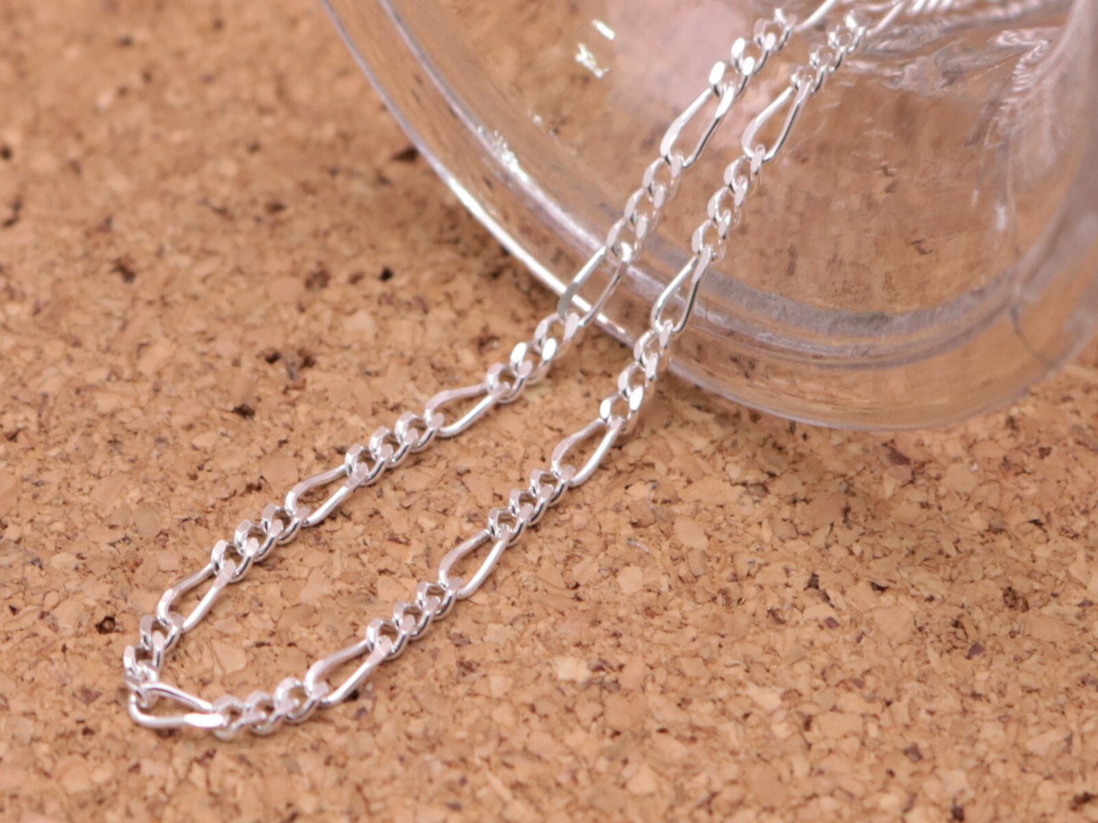 シルバーフィガロチェーン 幅 　約1.8mm 長さ 　40cm 素材 SILVER925 留め具の形状 　引き輪型 【流れるようなラインが優雅なデザインチェーン】　 喜平タイプの輪っかが大小連なって 優雅で柔らかなラインを作り出します♪ 細...