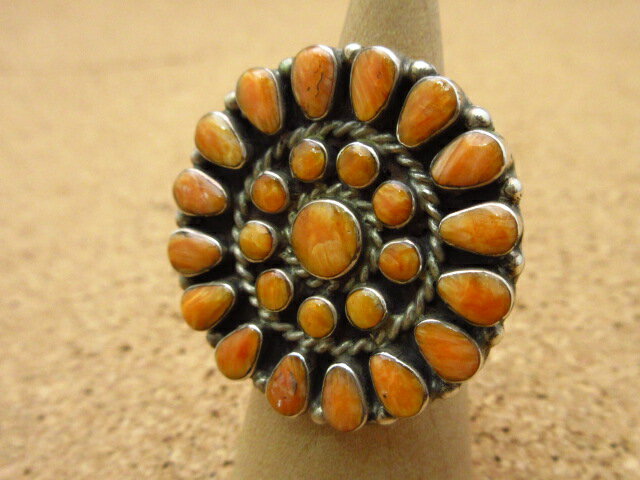 商品情報リングサイズ15号幅(A)=最大約16mm 最小約4mm厚み(B)=最大約4mm(トップ部分)横(C)=最大約33mm(トップ部分)縦(D)=最大約33mm(トップ部分）材質スターリングシルバースパイニーオイスターシェルインディアン...