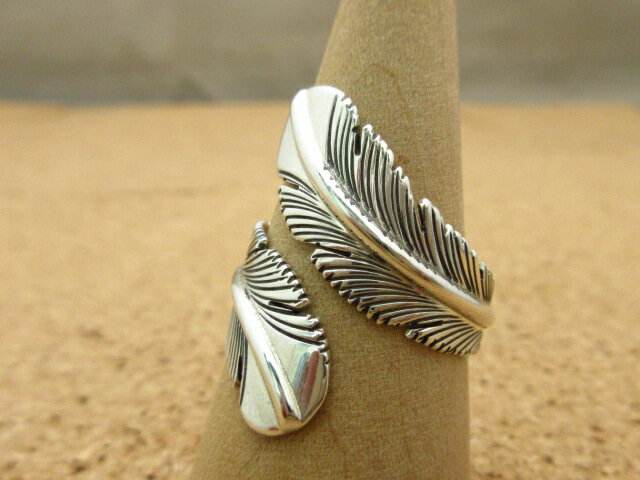 商品情報リングサイズ21号幅(A)=最大約9mm (フェザー幅)厚み(B)=最大約-mm(トップ部分)横(C)=最大約-mm(トップ部分)縦(D)=最大約-mm(トップ部分）※（装着感には個人差があります）※当店で約2号程度のサイズダウン、...