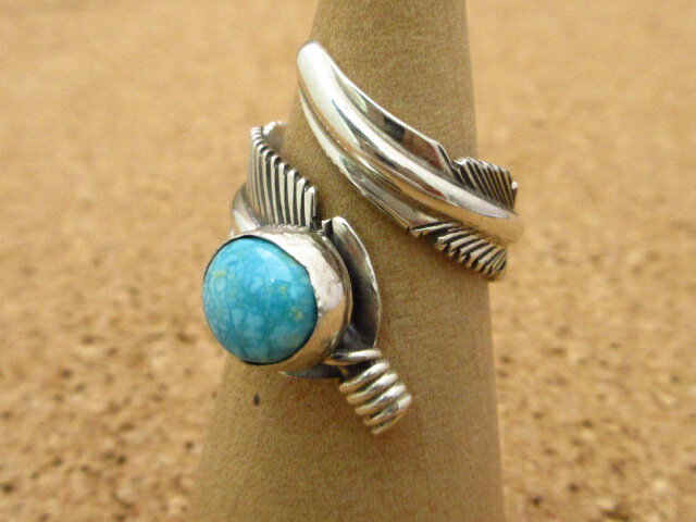 商品情報リングサイズ10.5号幅(A)=最大約10mm (フェザー幅)厚み(B)=最大約4mm(トップ部分)横(C)=最大約8mm(トップ部分)縦(D)=最大約7mm(トップ部分）※（装着感には個人差があります）※当店で約2号程度のサイズダ...