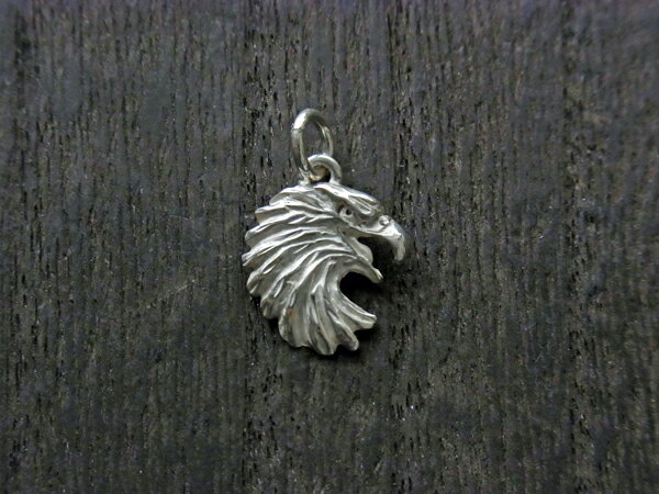 　　イーグルフェイスペンダント（SV）　 ブランド名 silver501 original　 トップサイズ 　縦：17mm、横：14mm　 　 仕 様　 　silver925　 神の使いであるイーグルの顔のペンダントトップ。小さめですので重...