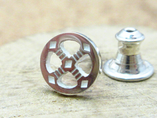 直径：6mm 素材：シルバー925 当店のオリジナルジュエリーの中でも特に人気の高い メディスンホイールのモチーフです☆ 今回は十字の隙間をカットアウトした透かしデザイン。 プレートタイプよりも軽やかに着けられ さまざまなスタイルにも合わせ...