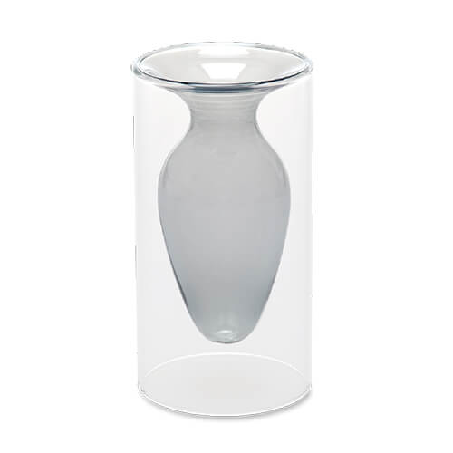 ※image photo 規格: φ 8 H 15(内部 H13) 口径サイズ：φ2.5 ガラス 容量：180cc 原産国:中国 品番:22656 備考: ・シンプルな個性が光るフラワーベース。 ・クリアの円柱の中にうっすらと個性的なフォル...