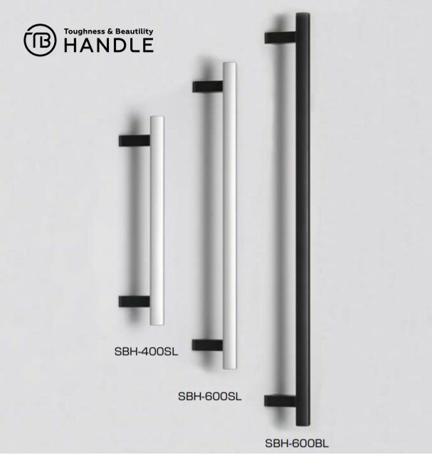 ※image photo マシナリーハンドル SBH型 オフセットタイプ PAT 無垢独特の重厚感があります。 手に馴染みやすい四角柱のハンドルです。 正面から見ると握り部が宙に浮いたように見えるデザインです。 【カラー】マットブラック 【...