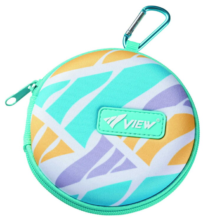 ※image photo ●カラビナ付きゴーグルケース。 サイドアーム付きのゴーグルも収納可能。 ●素材：本体：EVA　生地：PP　ワッペン：PVC　ファスナー：ナイロン、ポリエステル、亜鉛合金 原産国：中国 ※画像はイメージです。 ※パッ...