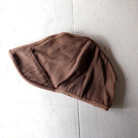 TATAMIZE(タタミゼ) 性別・年齢問わずに好評頂いているWORK CAP(ワークキャップ)。 本間織布さん定番のヘリンボーン地を使用。 一年を通して愛用頂けます。 4枚のパネルで構成され、ボディーとツバは一体型。 ボディーからツバへの...