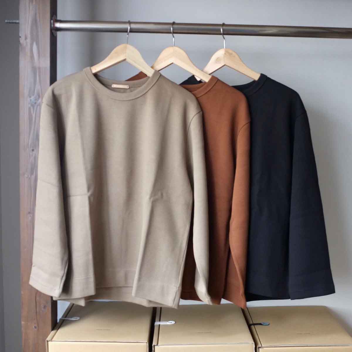 LA MOND.(ラモンド) 身幅とアームにゆとりのある上品なプルオーバー。 1枚で様になるアウター的スウェット。 しっかりしたWフェイスのリブ素材。 男性のみならず、女性の方にもお勧め致します。 画像では、男性トルソー(size M)にこ...